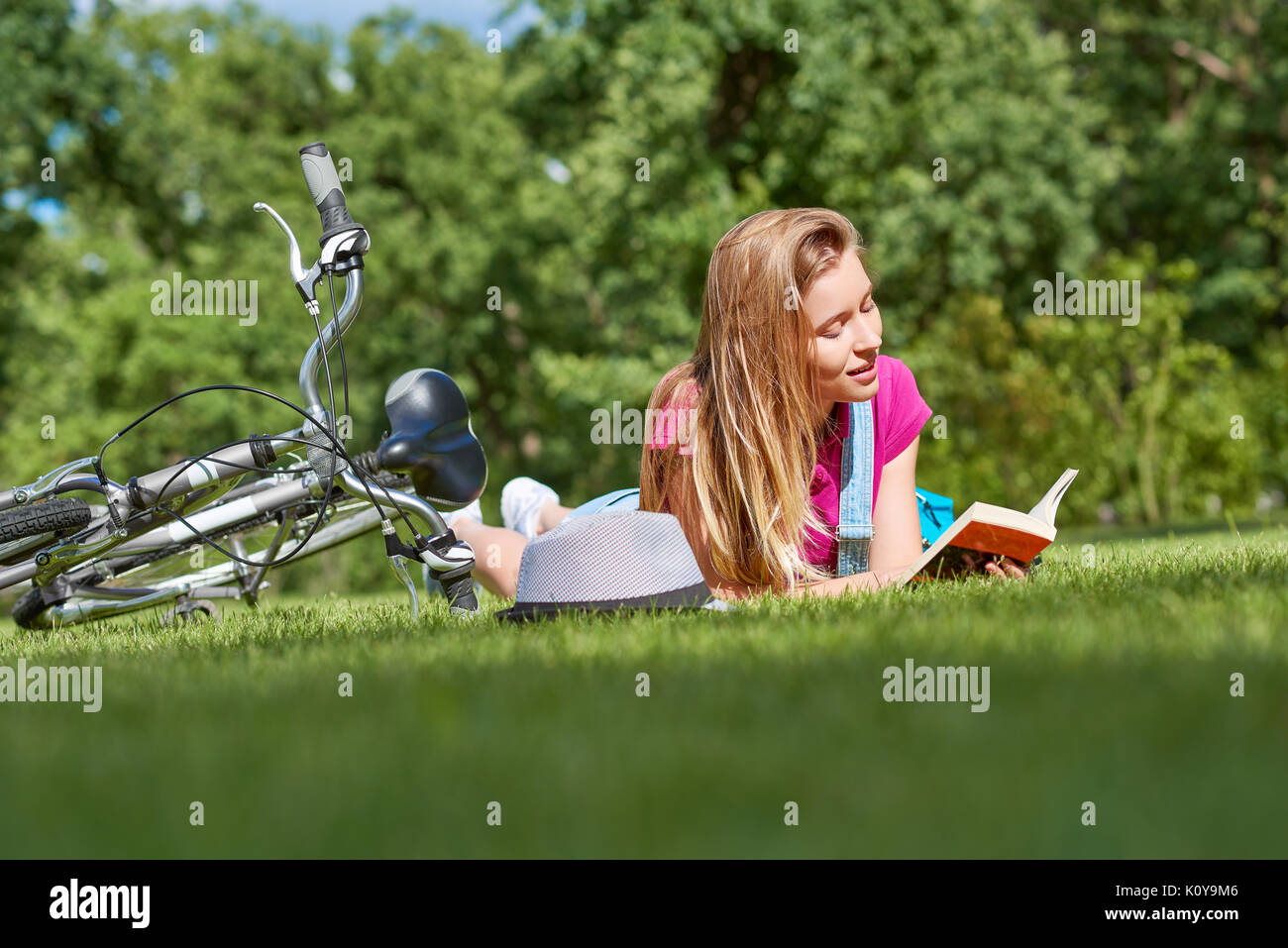 Teen cycling hi-res stock photography and images - Alamy