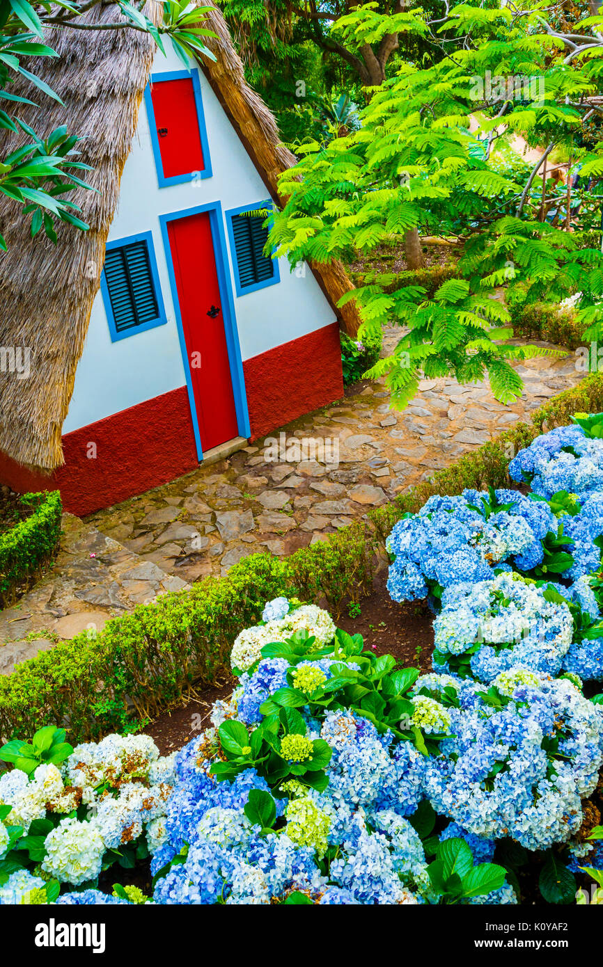 Traditional house icon hi-res stock photography and images - Alamy
