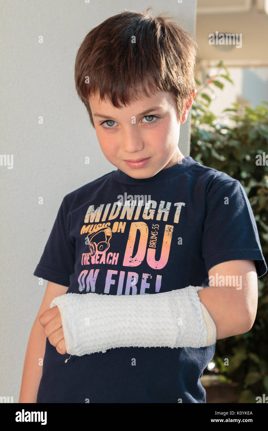 Child broken arm in sling hi-res stock photography and images - Alamy