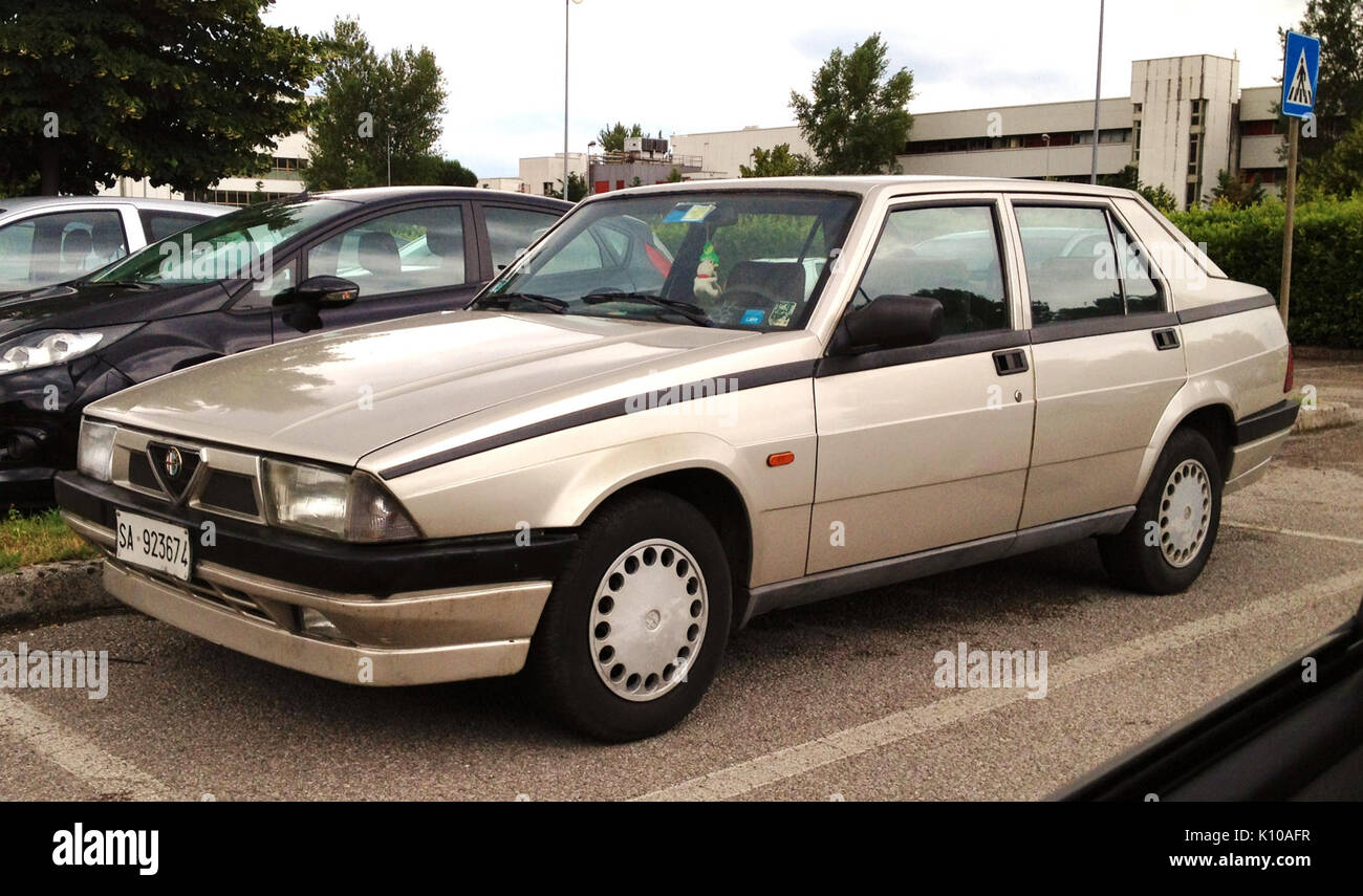 Alfa romeo 75 hi-res stock photography and images - Alamy