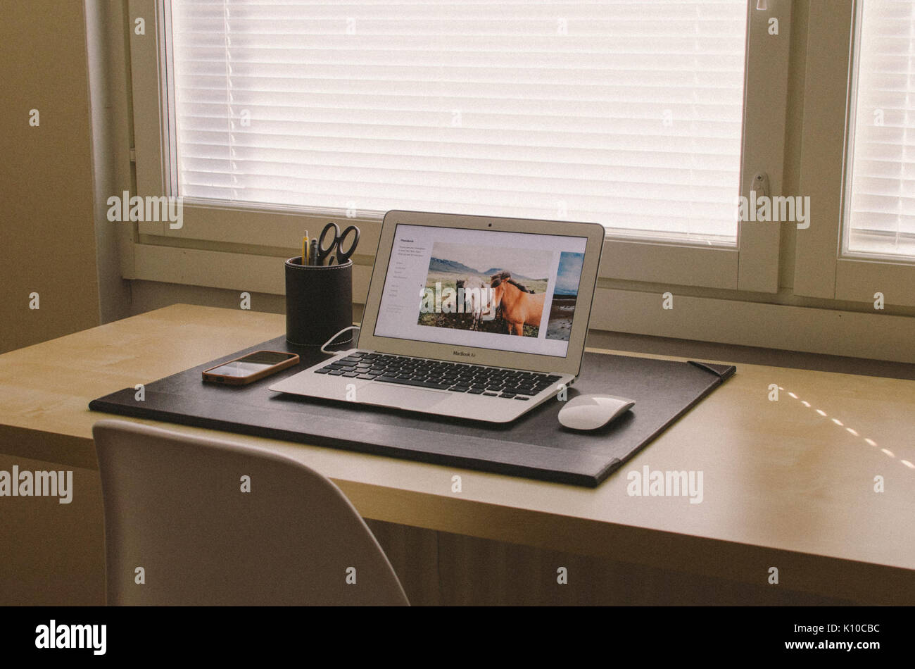 Apple iphone smartphone desk 3 (24031206970 Stock Photo - Alamy