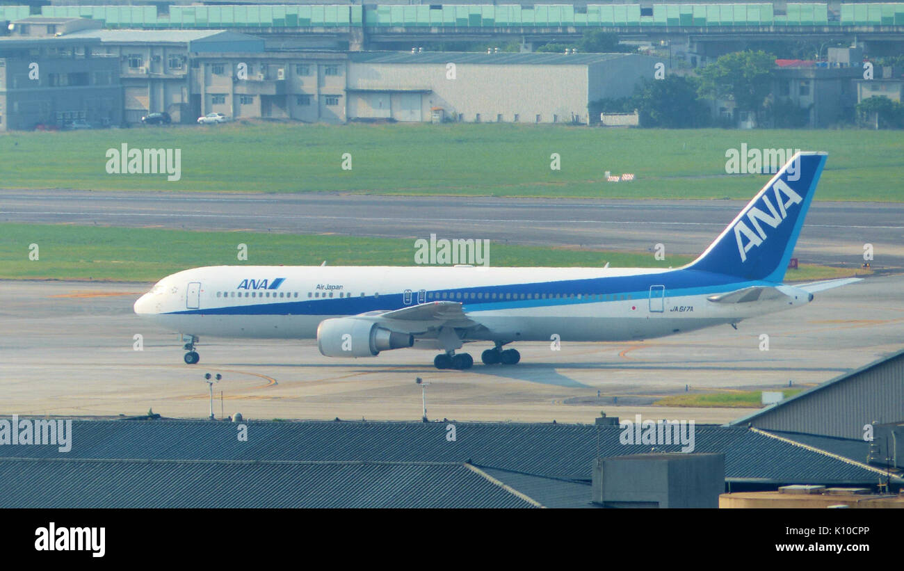 Boeing 767 ana hi-res stock photography and images - Alamy