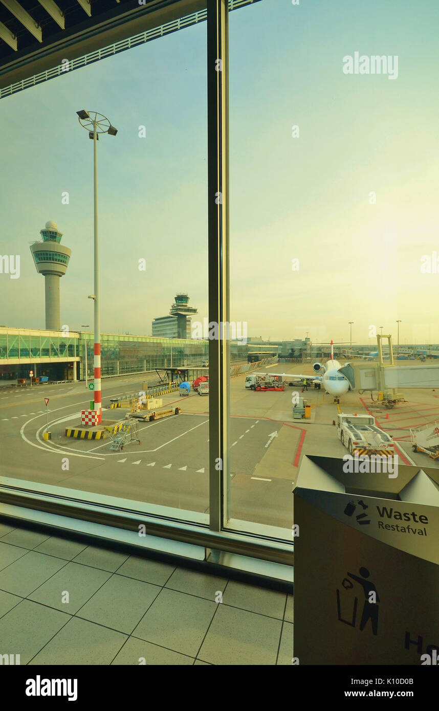 Airplane at terminal hi-res stock photography and images - Alamy