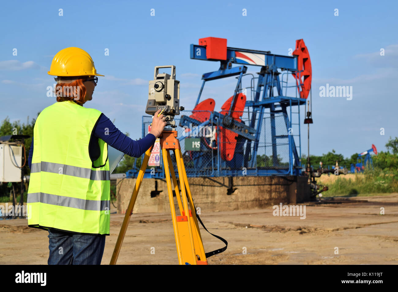 Female surveyor theodolite hi-res stock photography and images - Alamy