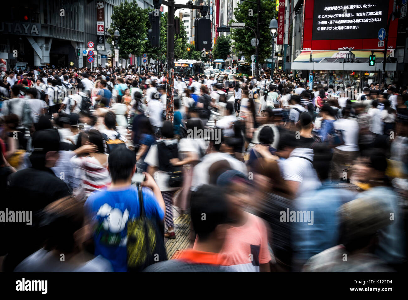 Tokyo crowd in motion at Shibuya Crossing Stock Photo - Alamy
