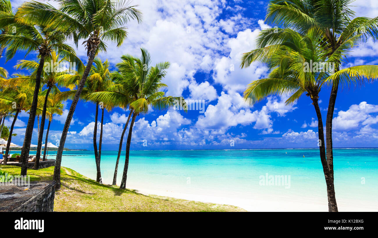 Perfect tropical beach scenery. white sands and turquoise sea ...