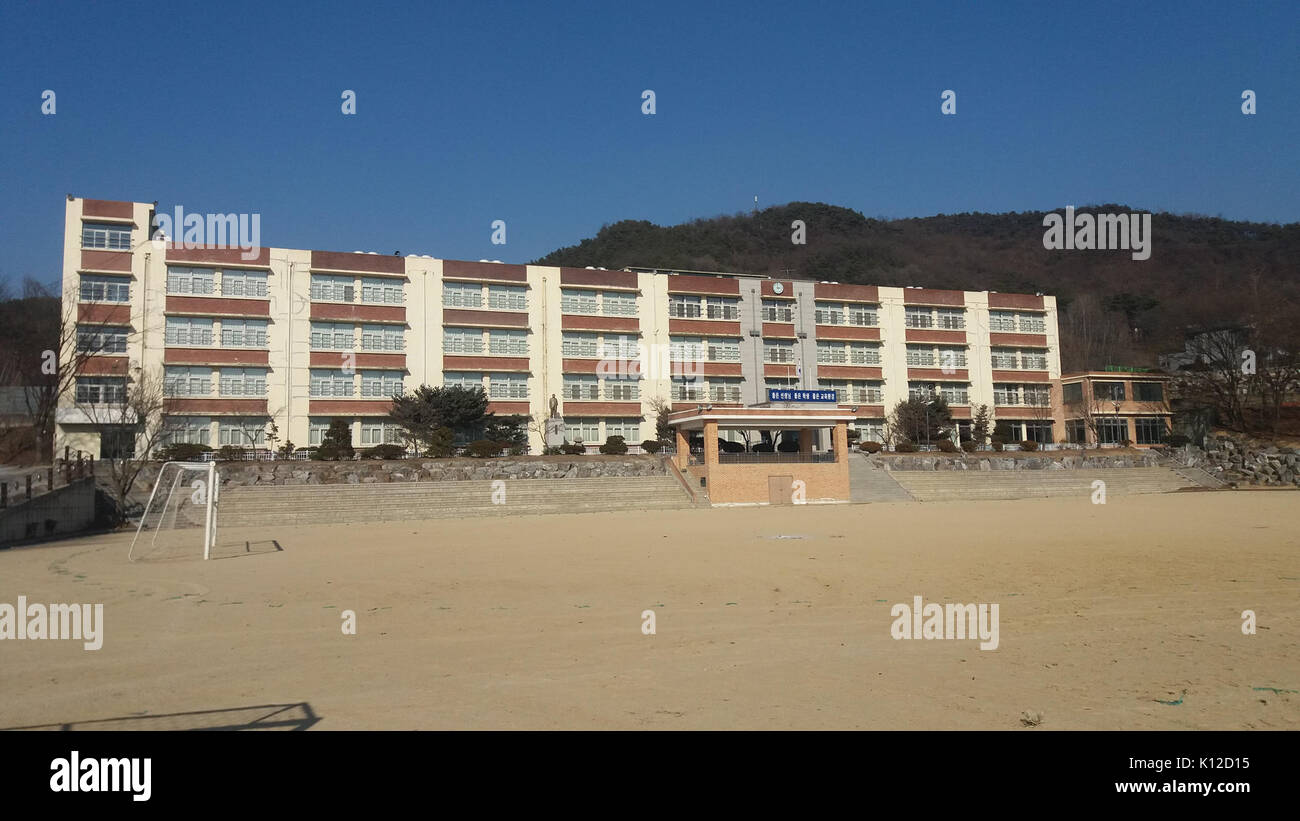 South korea middle school students hi-res stock photography and images ...