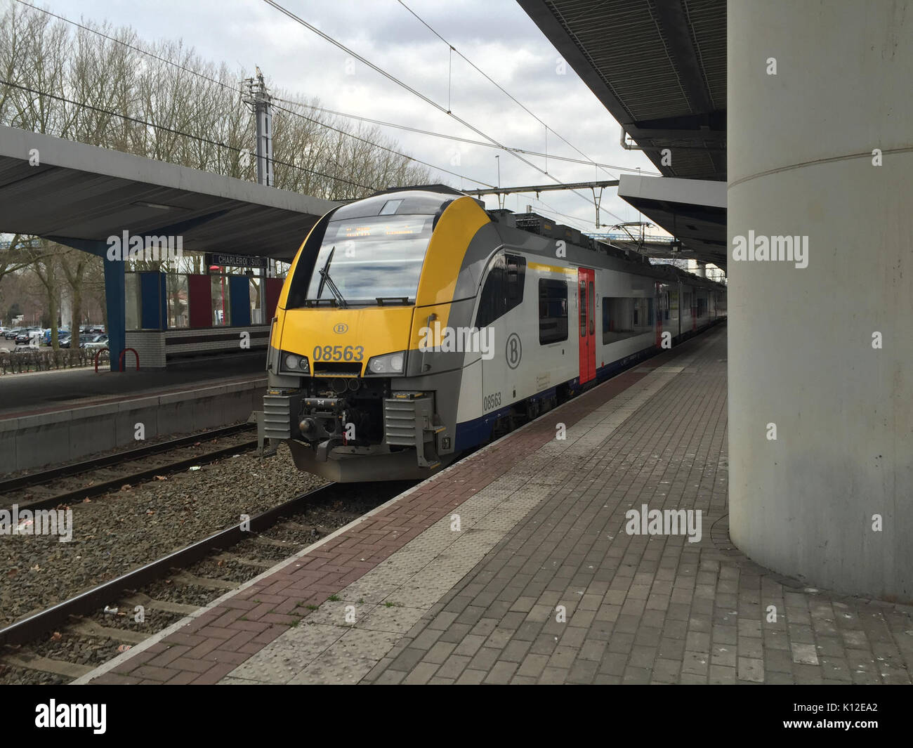 AM08 SNCB en gare de ChaIeroi Sud en avril 2016 Stock Photo - Alamy