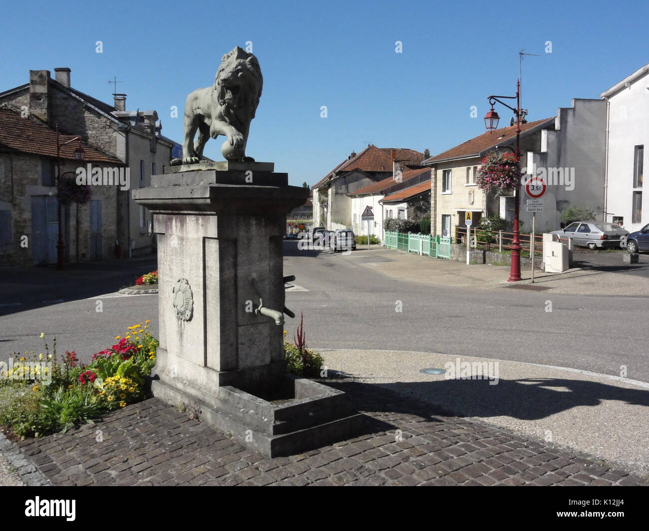 Ancerville (Meuse) fontaine avec statue lion (01 Stock Photo - Alamy