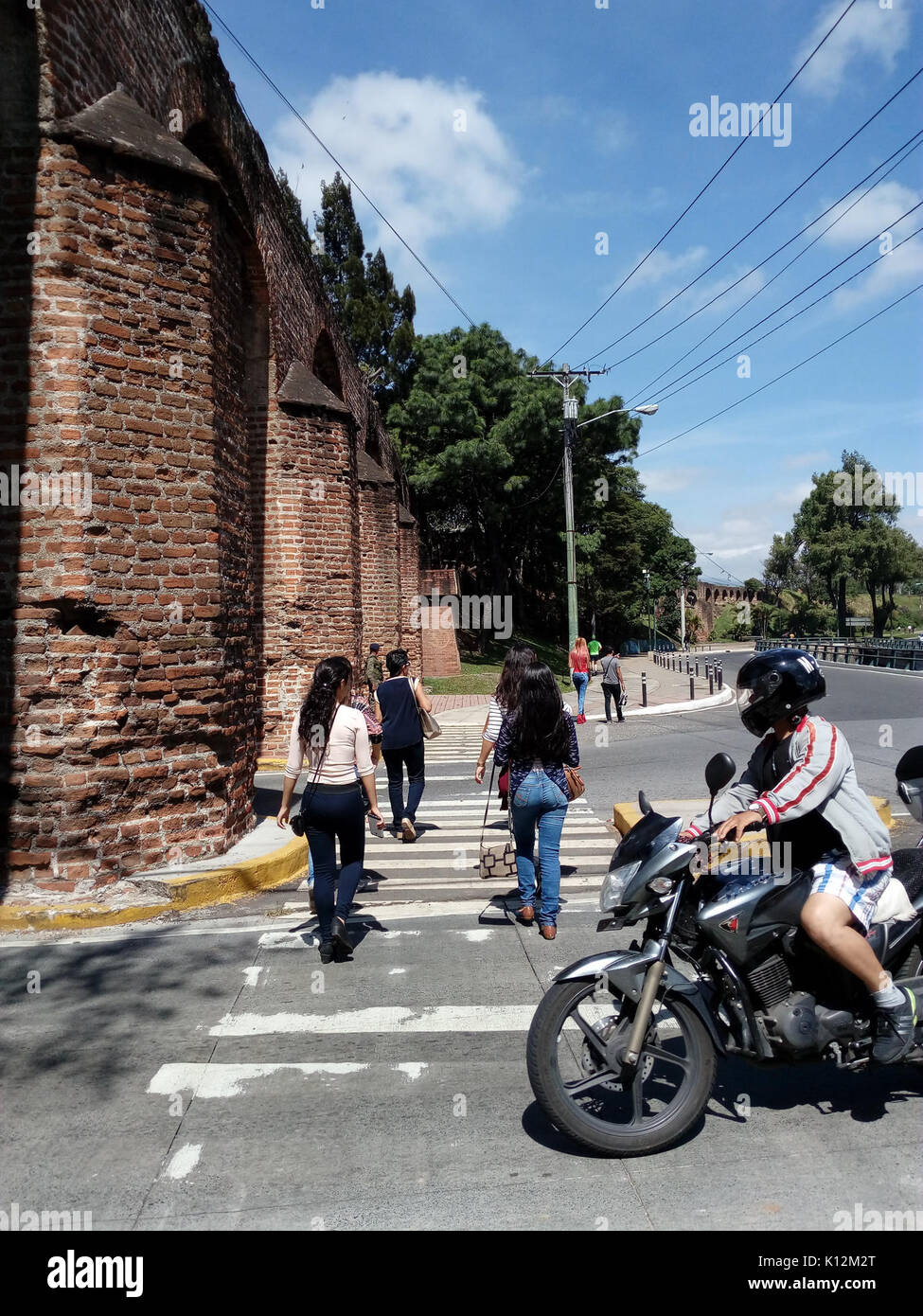 Acueducto de Pinula de costado Stock Photo - Alamy
