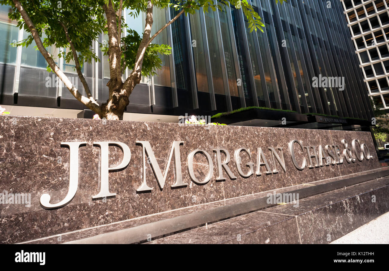 The JPMorgan Chase & Co. headquarters on Park Avenue in New York on ...