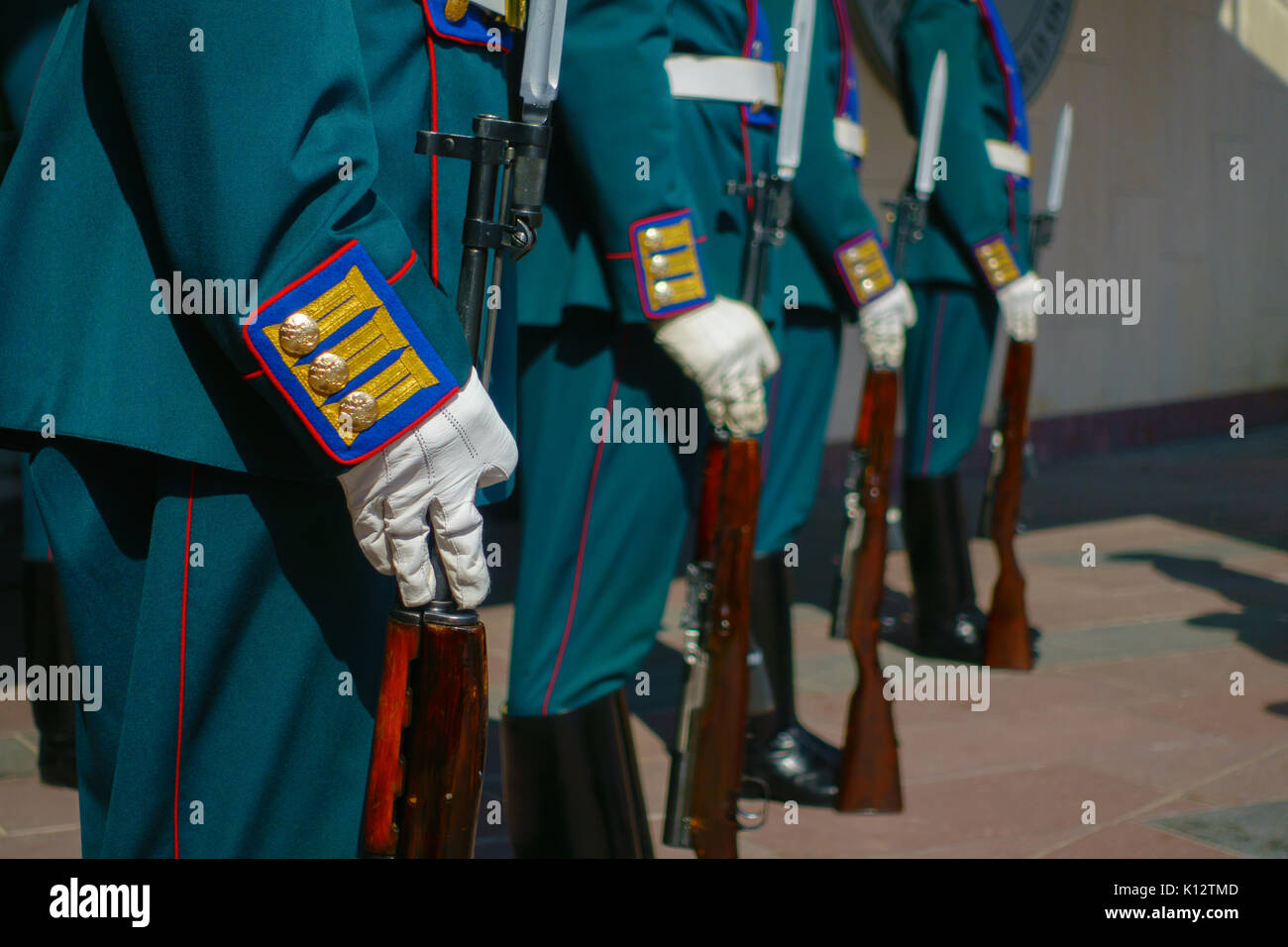 Soldiers in parade uniform with rifles Stock Photo - Alamy