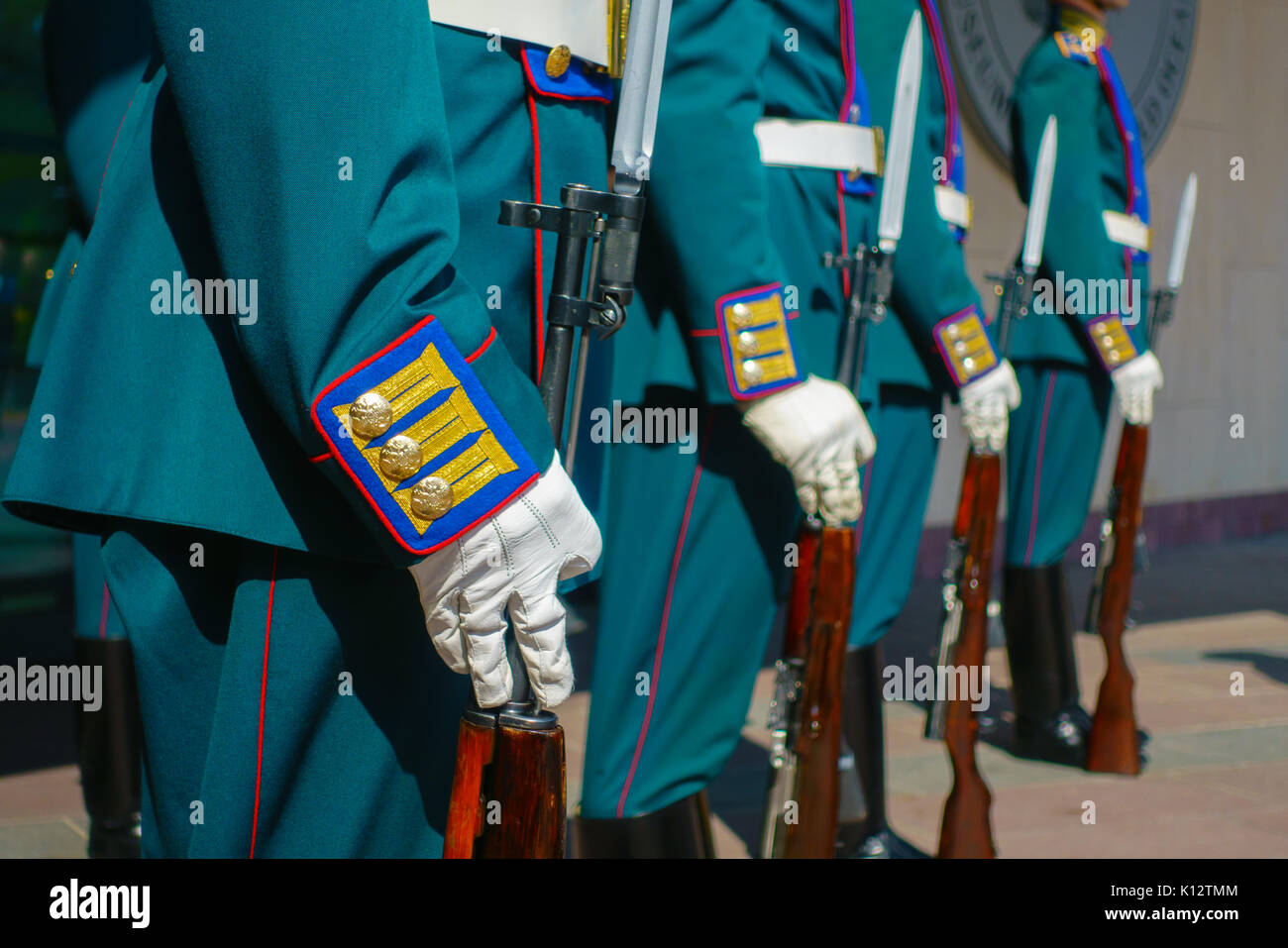 Soldiers in parade uniform with rifles Stock Photo - Alamy