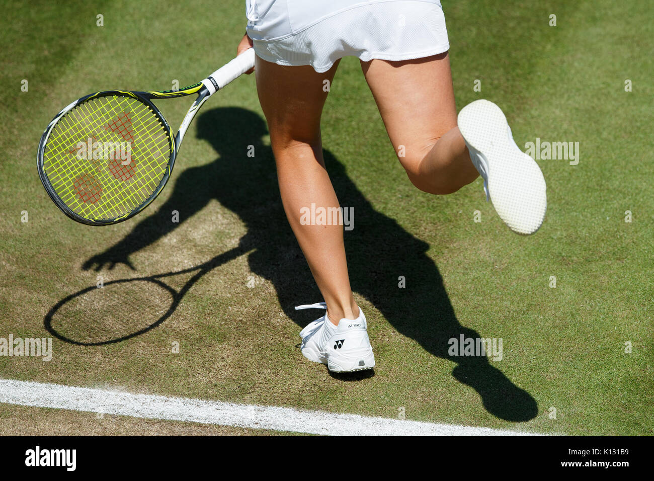 Shadow tennis player serving hi-res stock photography and images - Alamy