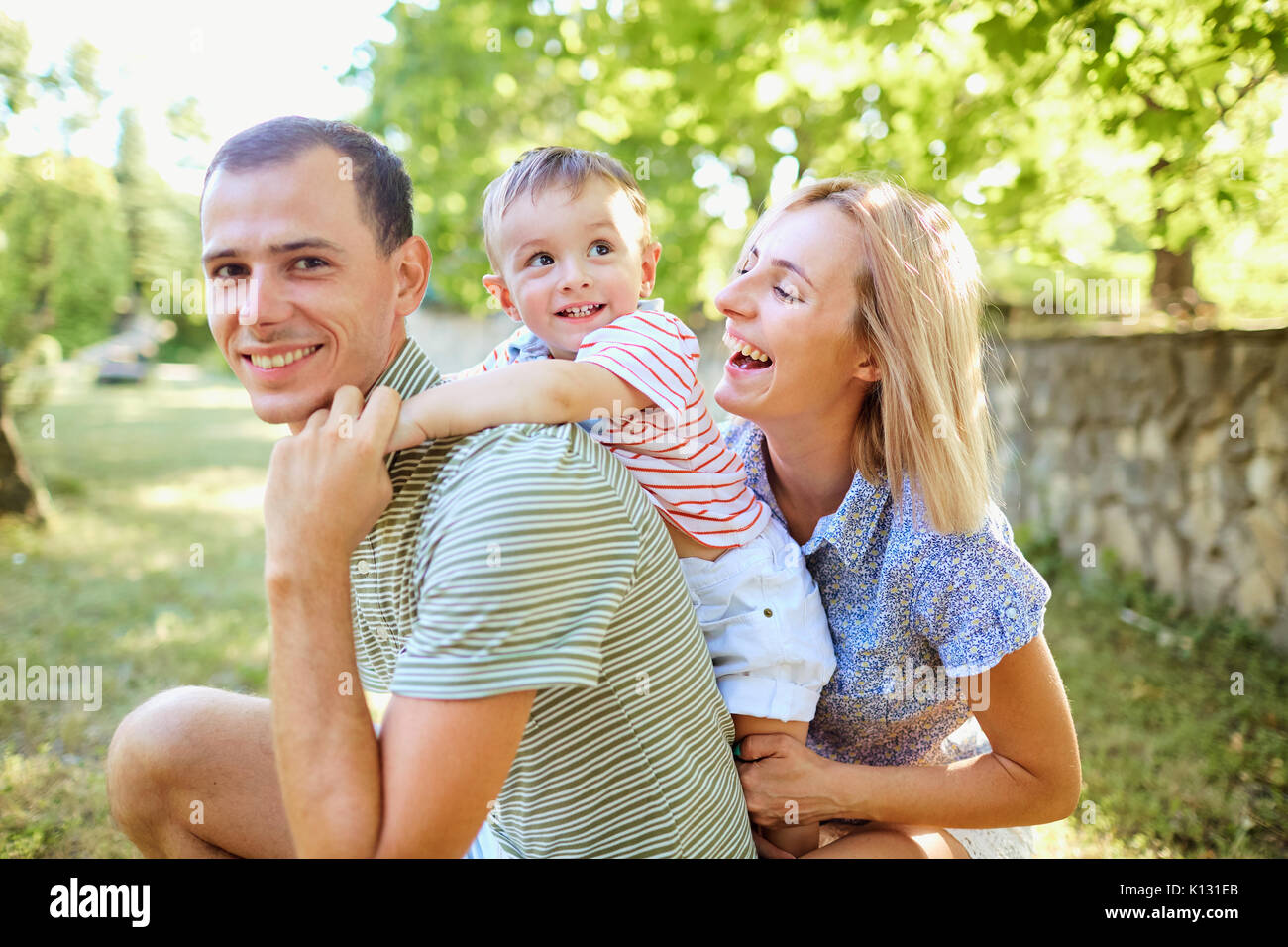 Family smiling together park hi-res stock photography and images - Alamy