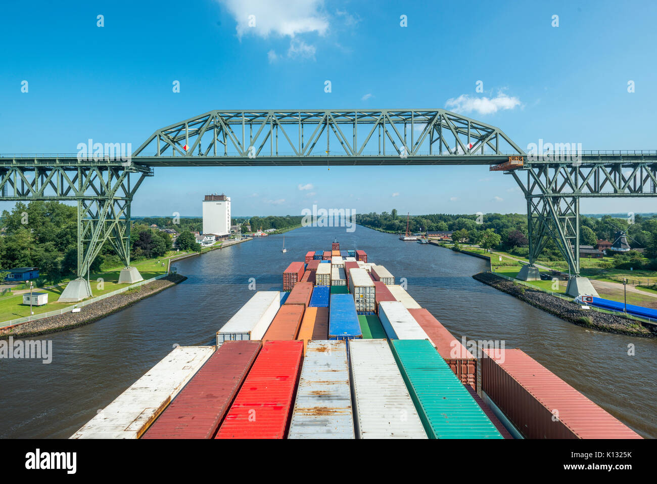 Containerschiff hi-res stock photography and images - Alamy