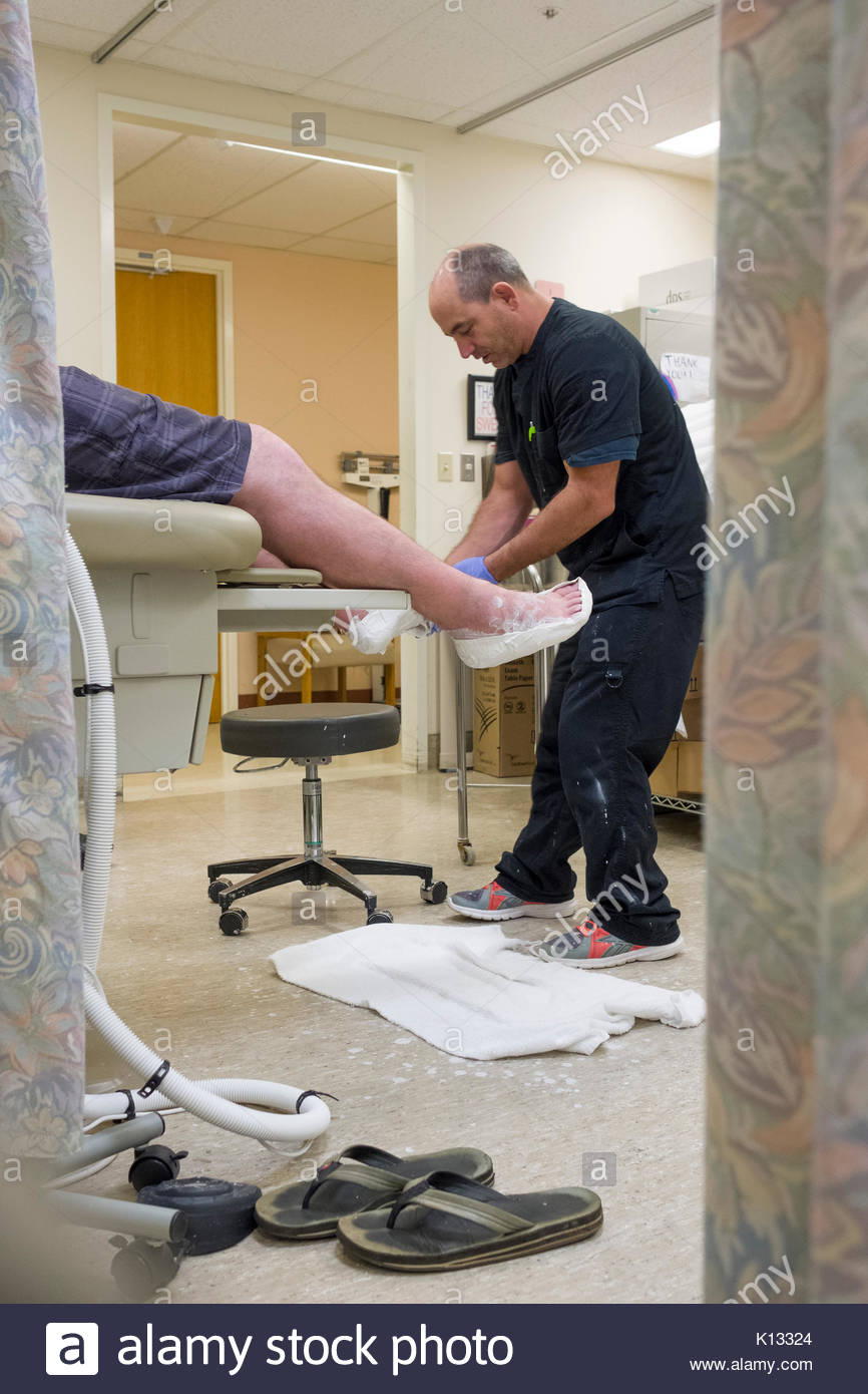 Man Plaster Cast Stock Photos & Man Plaster Cast Stock Images - Alamy