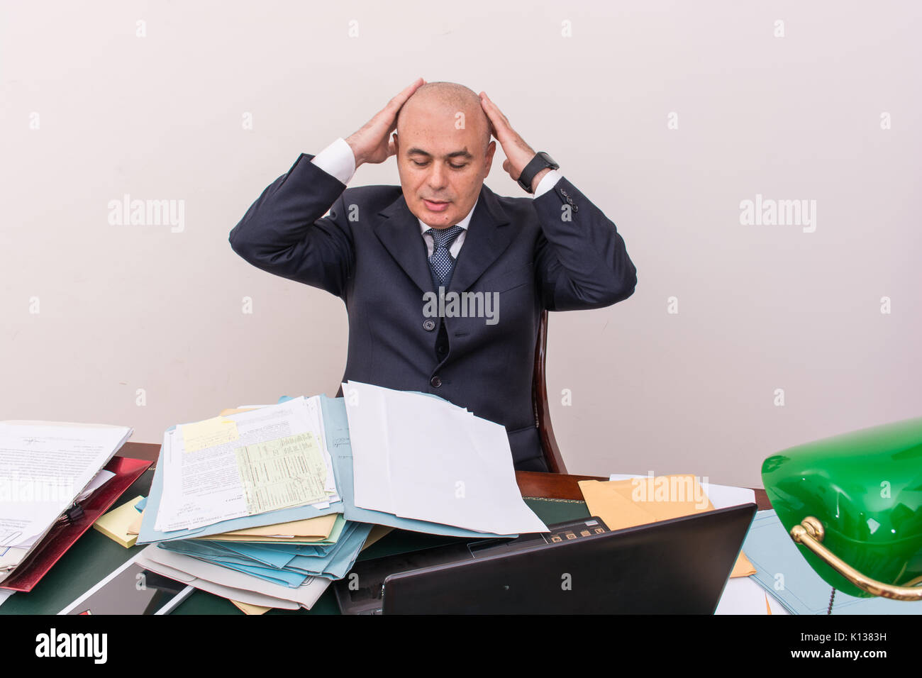 Man staring at computer hi-res stock photography and images - Alamy