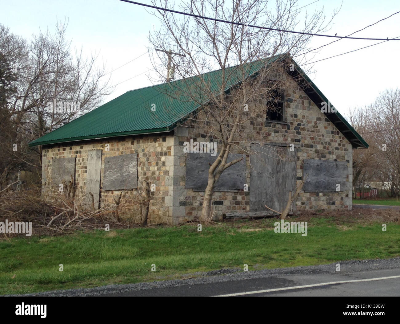 Abandoned stone building Stock Photo - Alamy