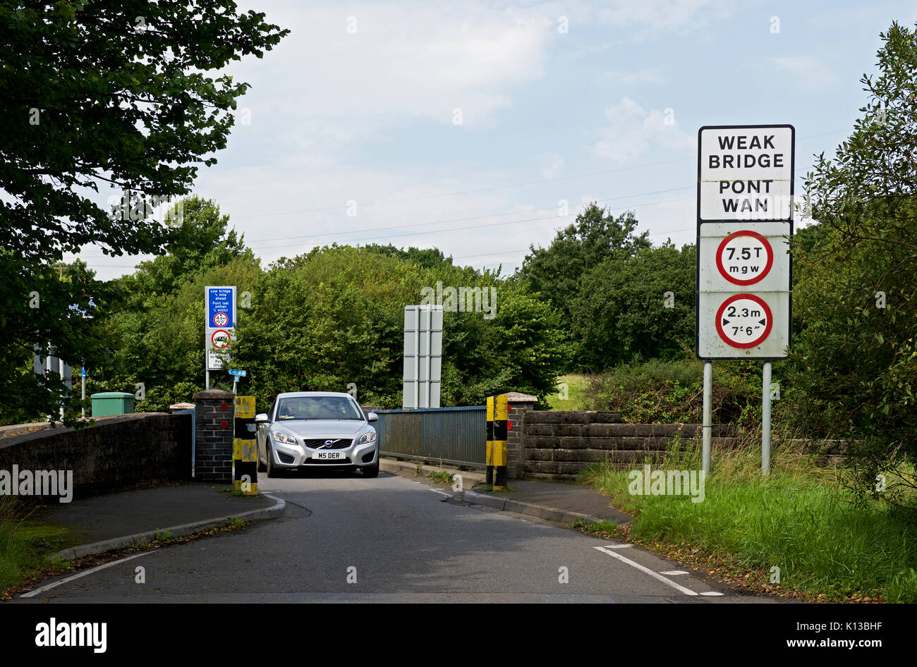 Uk road sign weak bridge hi-res stock photography and images - Alamy