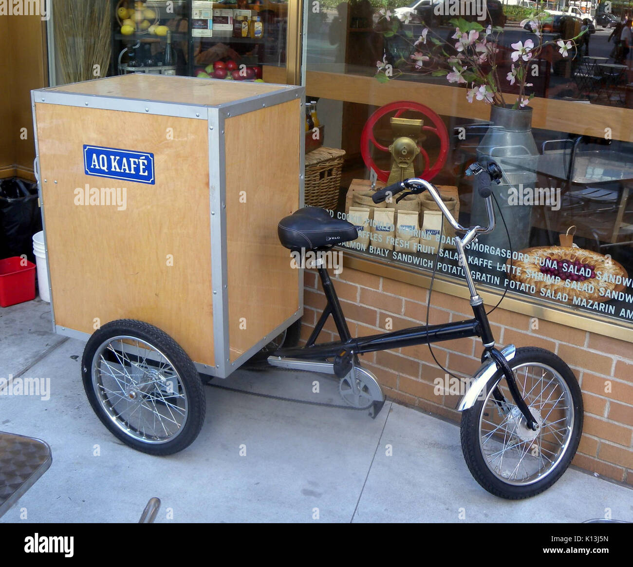Delivery trike hi-res stock photography and images - Alamy