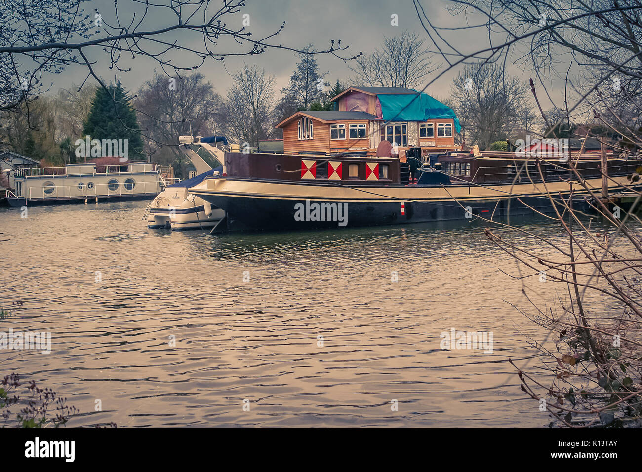 Houseboat on River Thames at Hampton, UK Stock Photo - Alamy