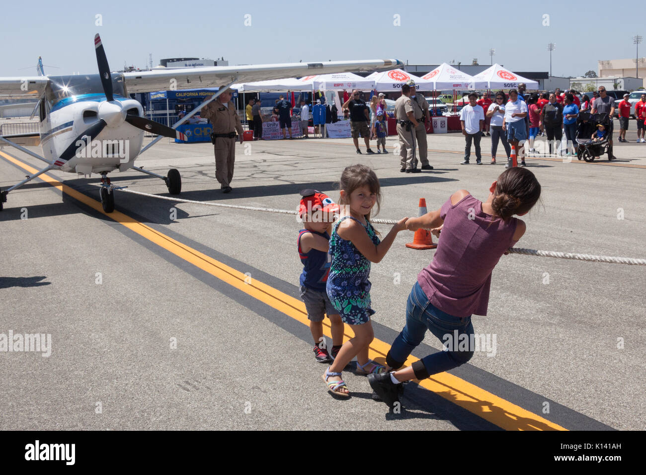Teamwork plane hi-res stock photography and images - Alamy