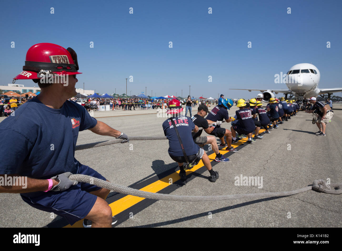 Pull plane strong hi-res stock photography and images - Alamy
