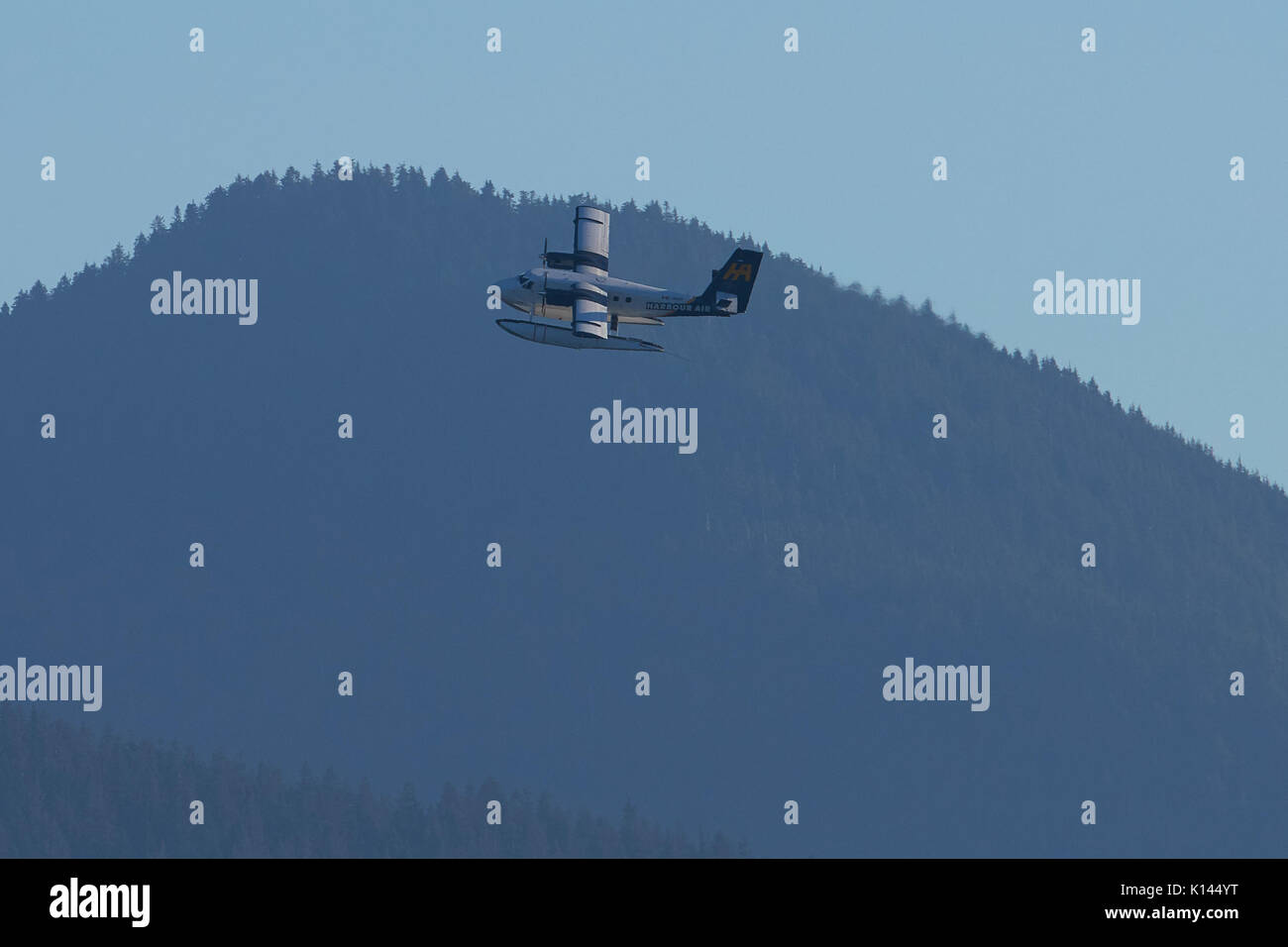 Harbour Air Seaplanes de Havilland Canada Twin Otter Floatplane Banking ...