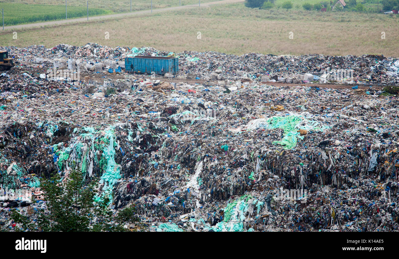 Huge piles of rubbish hi-res stock photography and images - Alamy
