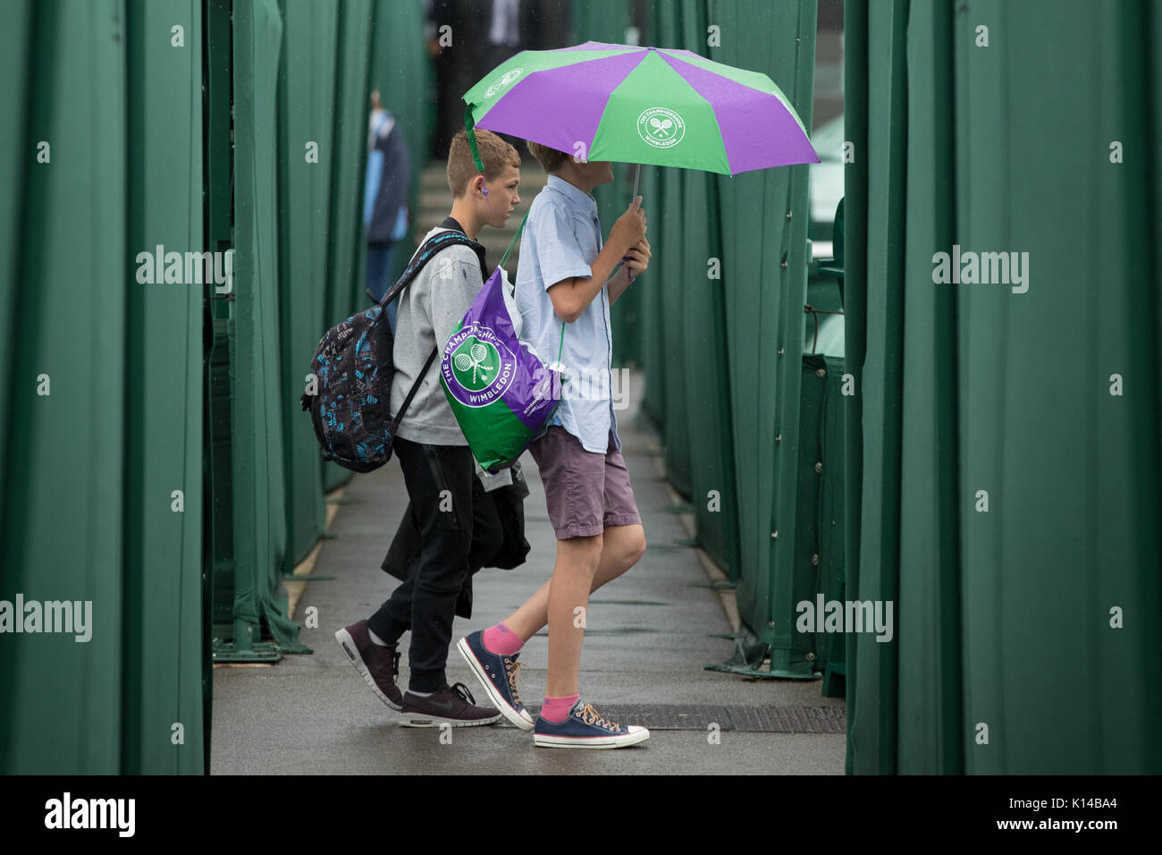 Umbrella wet rain crowd fan hi-res stock photography and images - Alamy