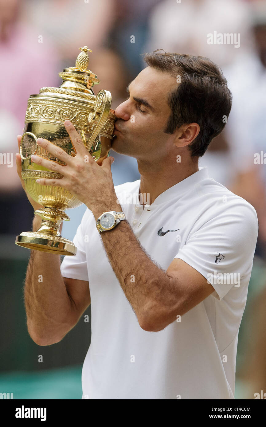 Kissing trophy hi-res stock photography and images - Alamy
