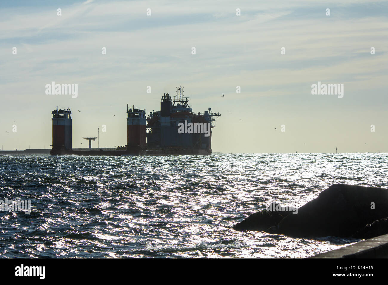 Heavy lift ship hi-res stock photography and images - Alamy