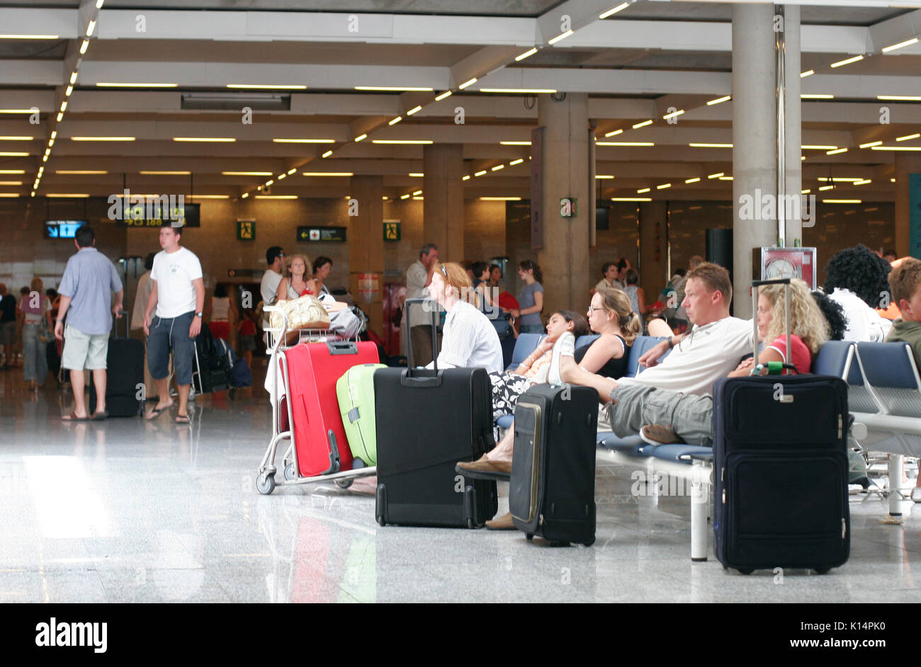 passengers waiting during airport delays Stock Photo - Alamy
