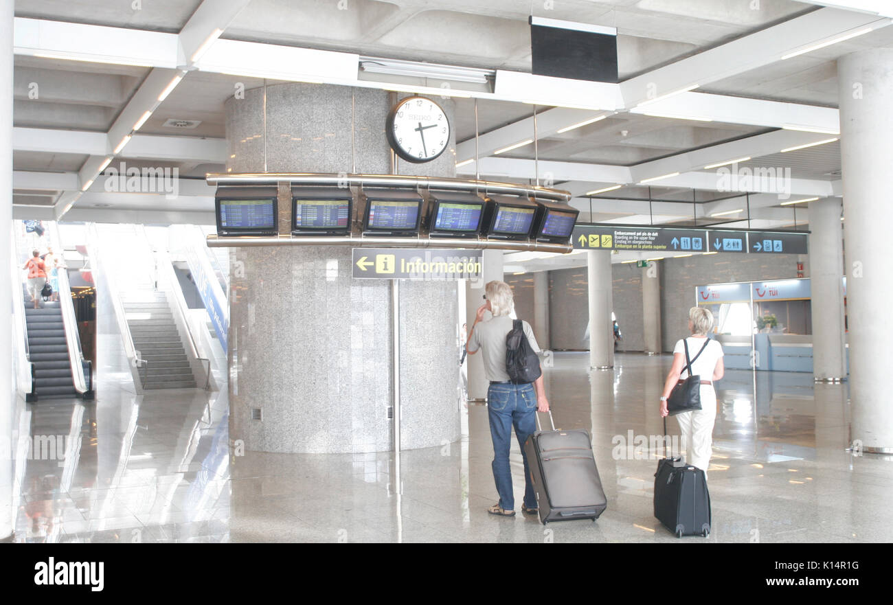 passengers waiting during airport delays Stock Photo - Alamy