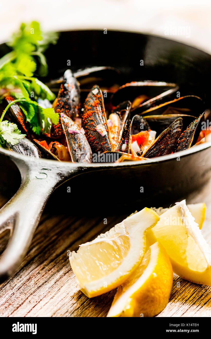 Smoked mussels hi-res stock photography and images - Alamy