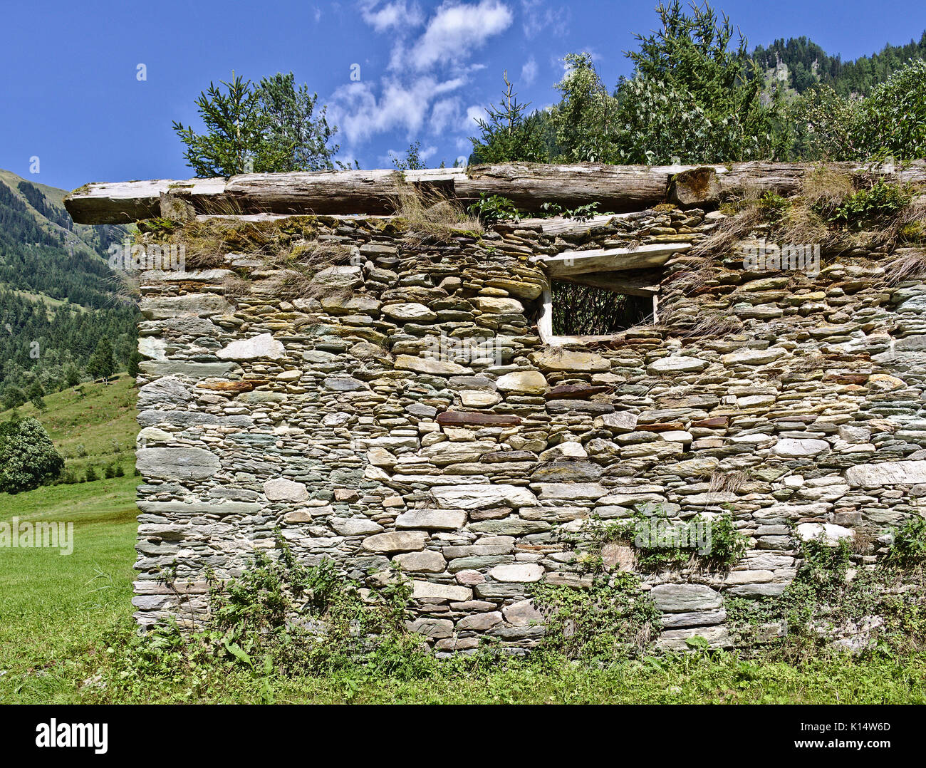 Field barn stone wall hi-res stock photography and images - Alamy