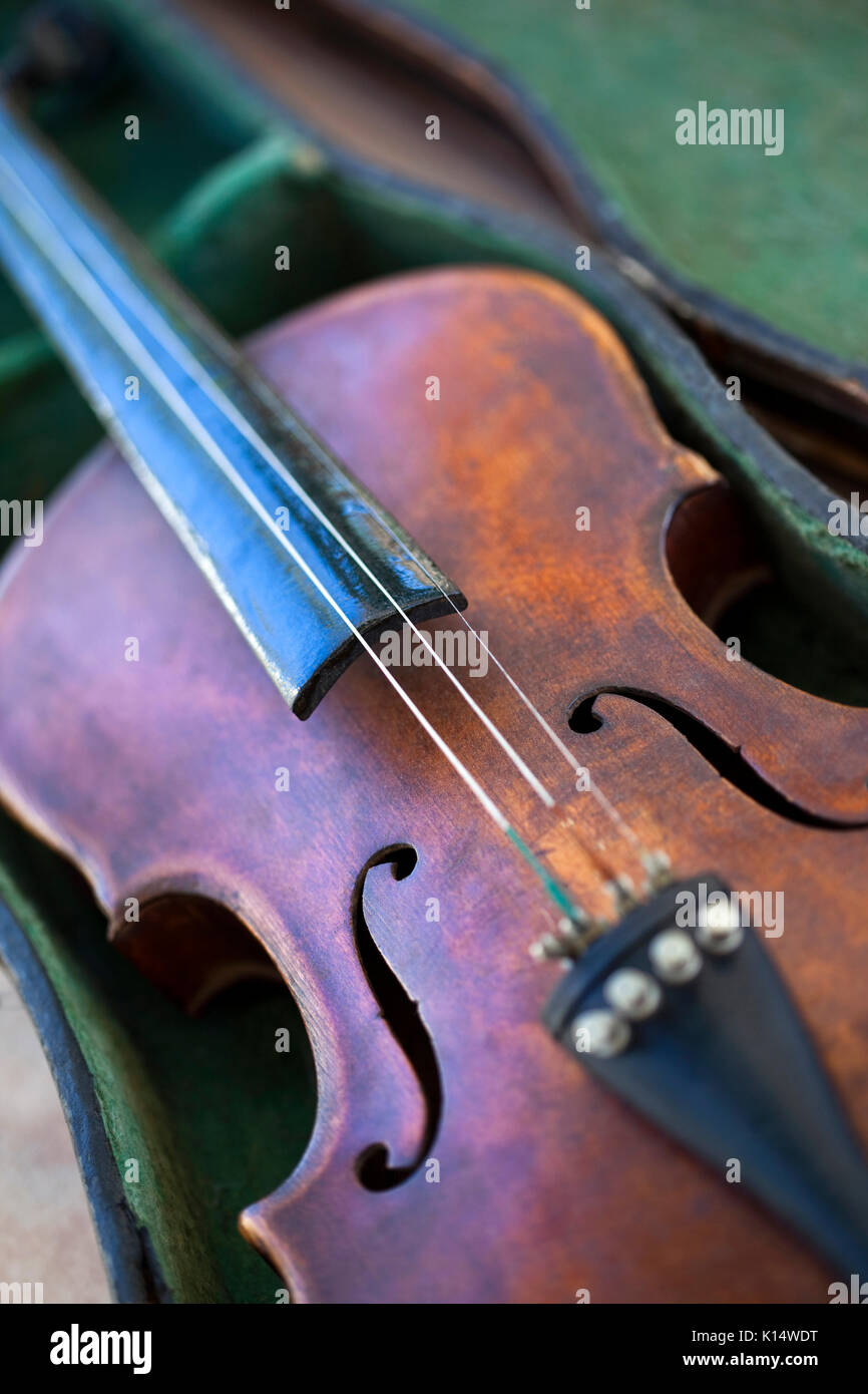 Old broken violin hi-res stock photography and images - Alamy