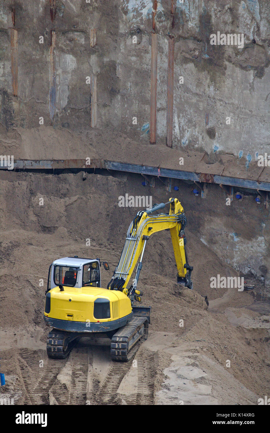 Excavator on a construction site digging an excavation Stock Photo - Alamy