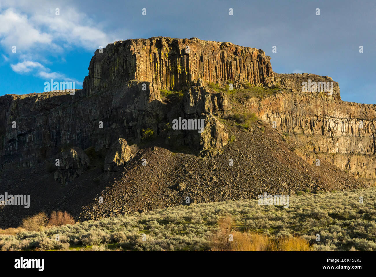 Coulee above dusty lake in potholes coulee hi-res stock photography and ...