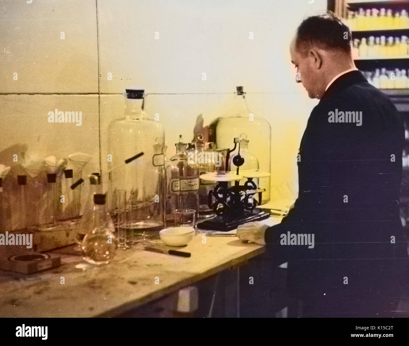 Science beaker balance hi-res stock photography and images - Alamy