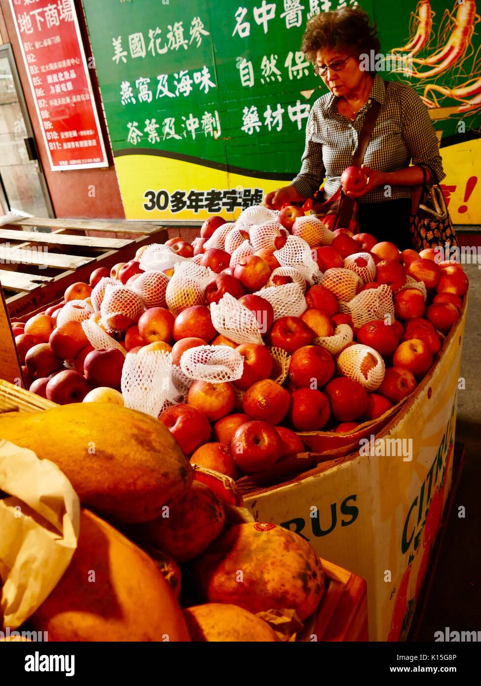 Asian shopping us hi-res stock photography and images - Alamy