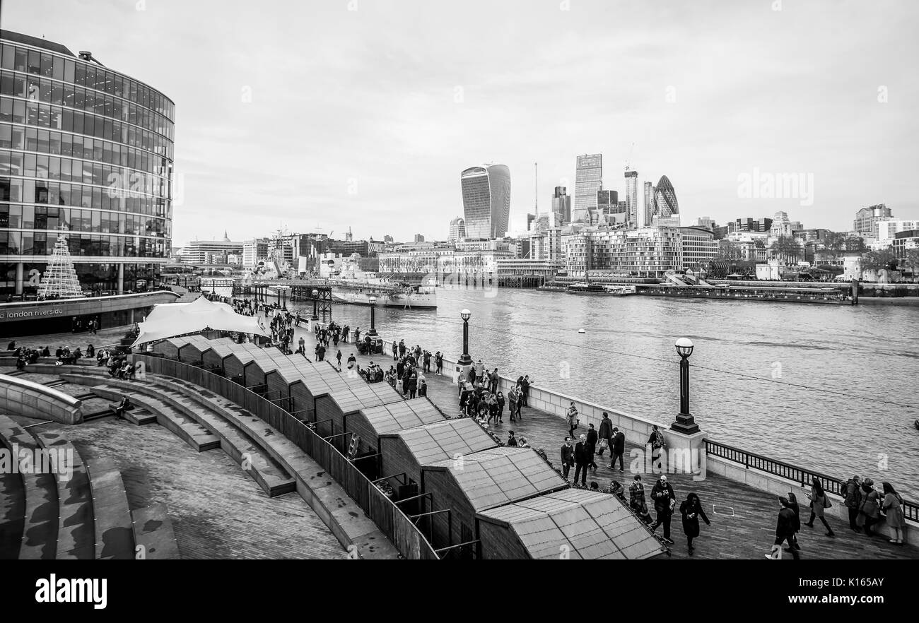 Queen elizabeth walk view Black and White Stock Photos & Images - Alamy