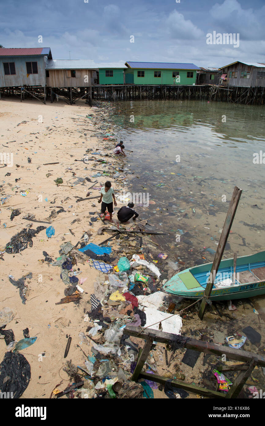 Garbage at the beach hi-res stock photography and images - Alamy