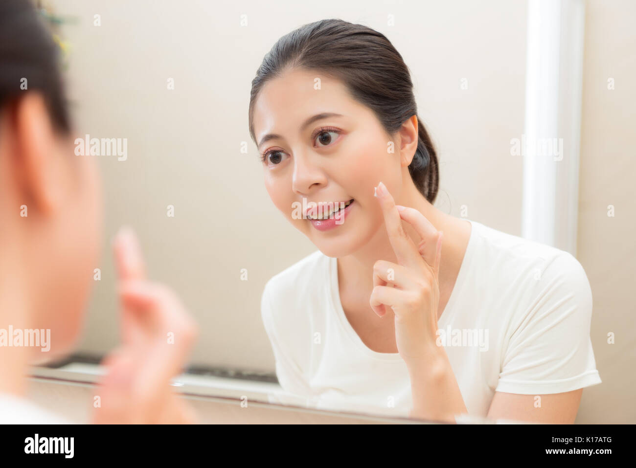 Slim female model hi-res stock photography and images - Alamy