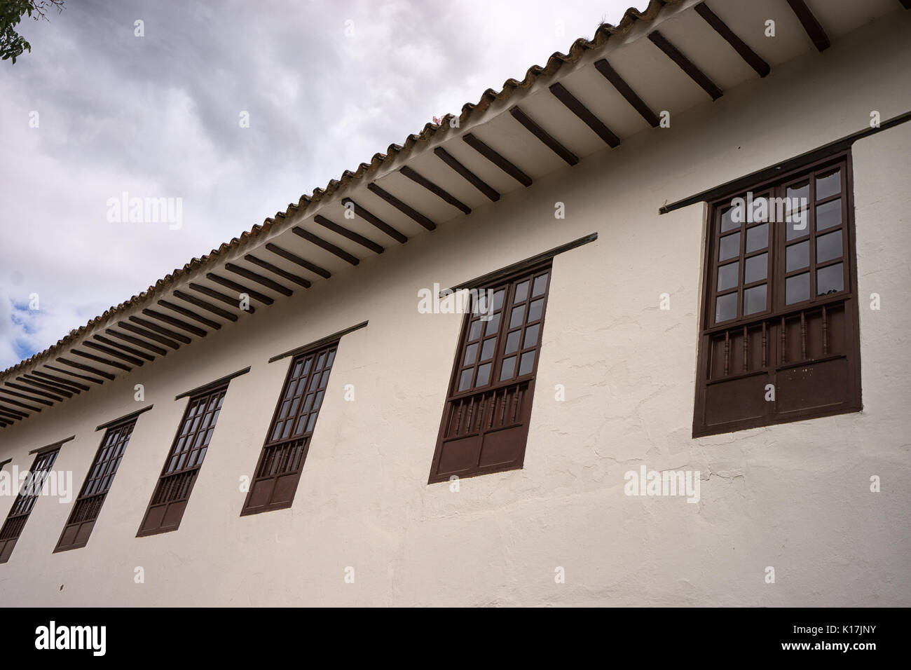 White colonial building hi-res stock photography and images - Alamy