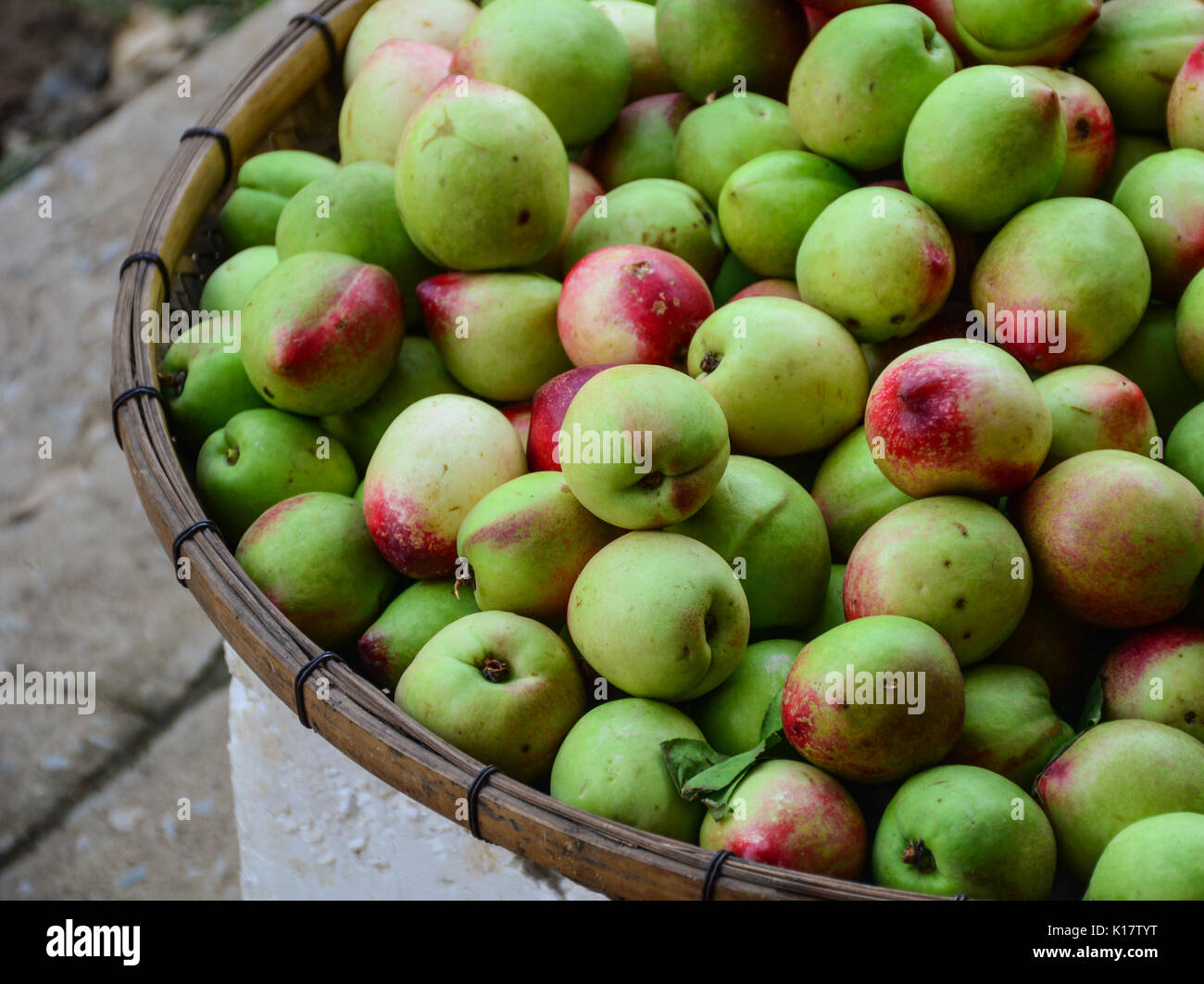 Peach for sale at the rural market in northern Vietnam Stock Photo - Alamy