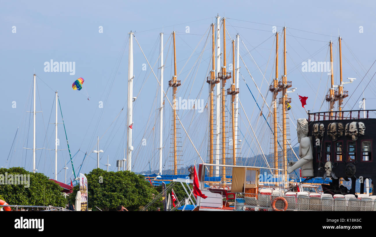 Guy ropes hi-res stock photography and images - Alamy