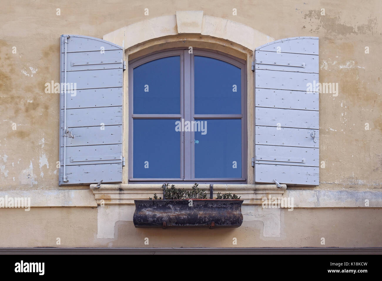 Open facade hi-res stock photography and images - Alamy