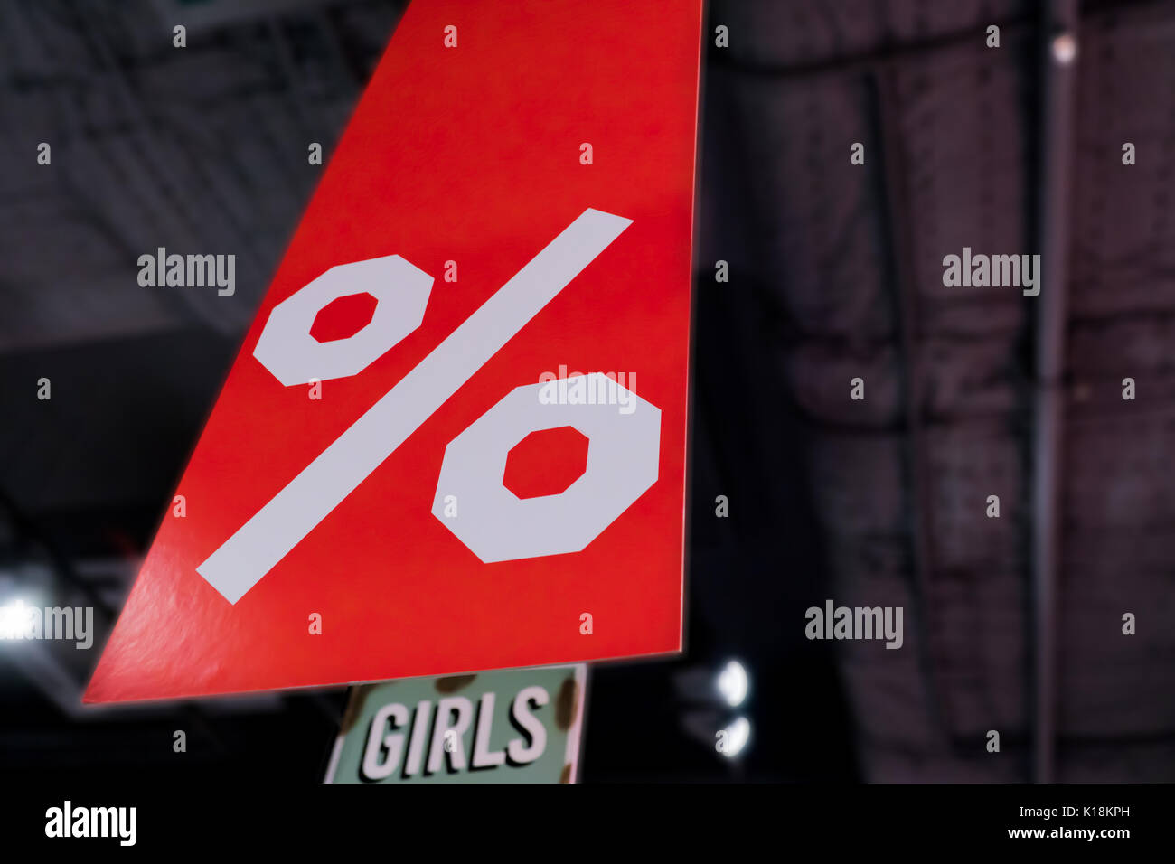 Red discount sign in the clothing store Stock Photo - Alamy